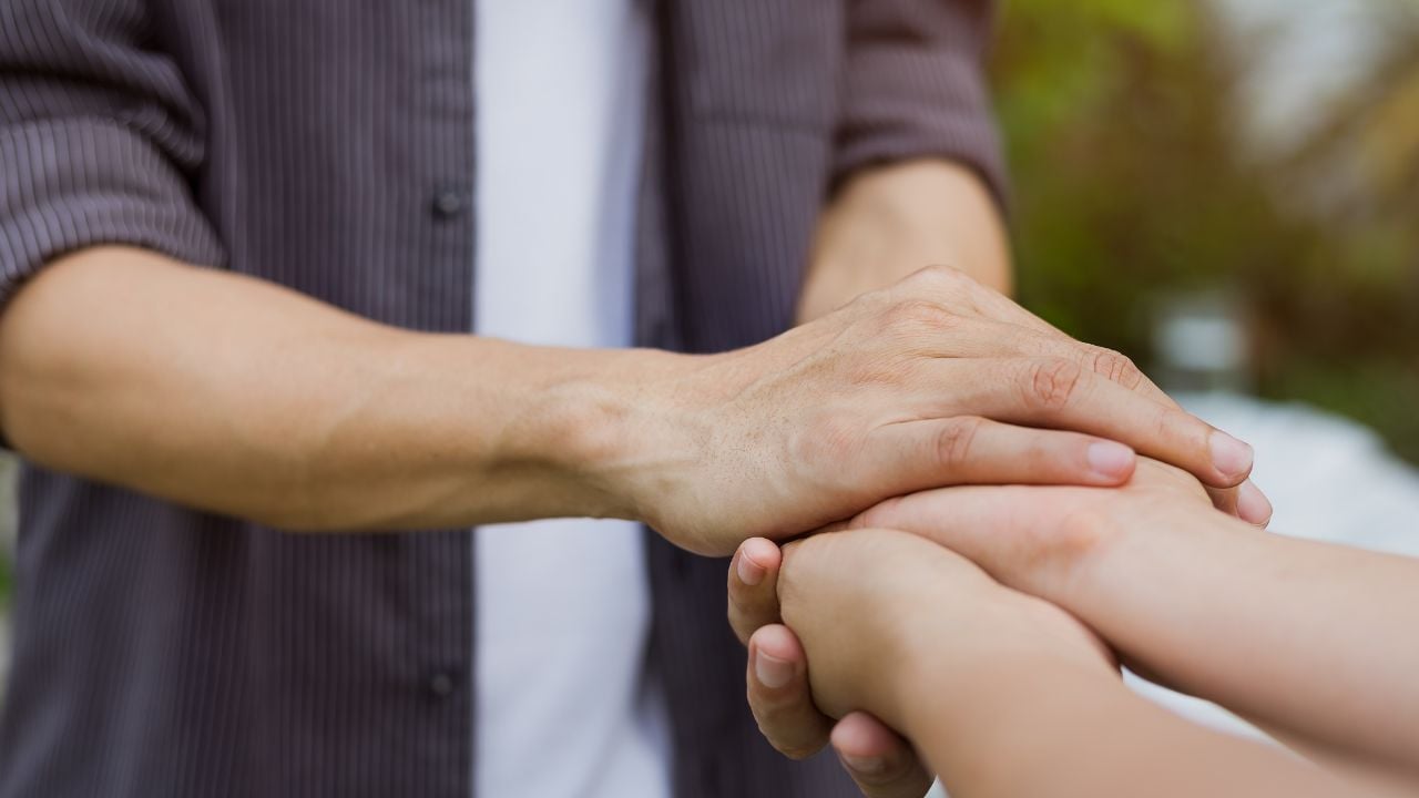 9 Situations When It's Rude To Use Your Left Hand in Other Cultures ...