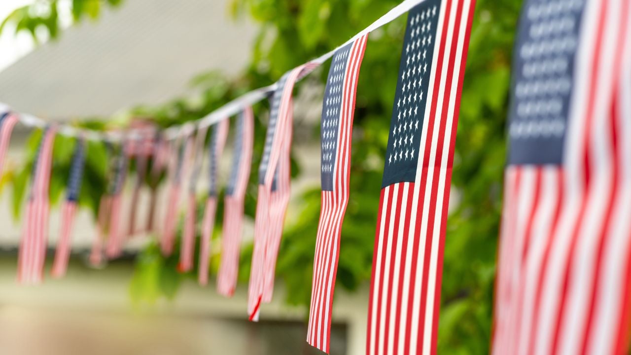 9 Situations When Using Your Left Hand Is Frowned Upon in Other ...